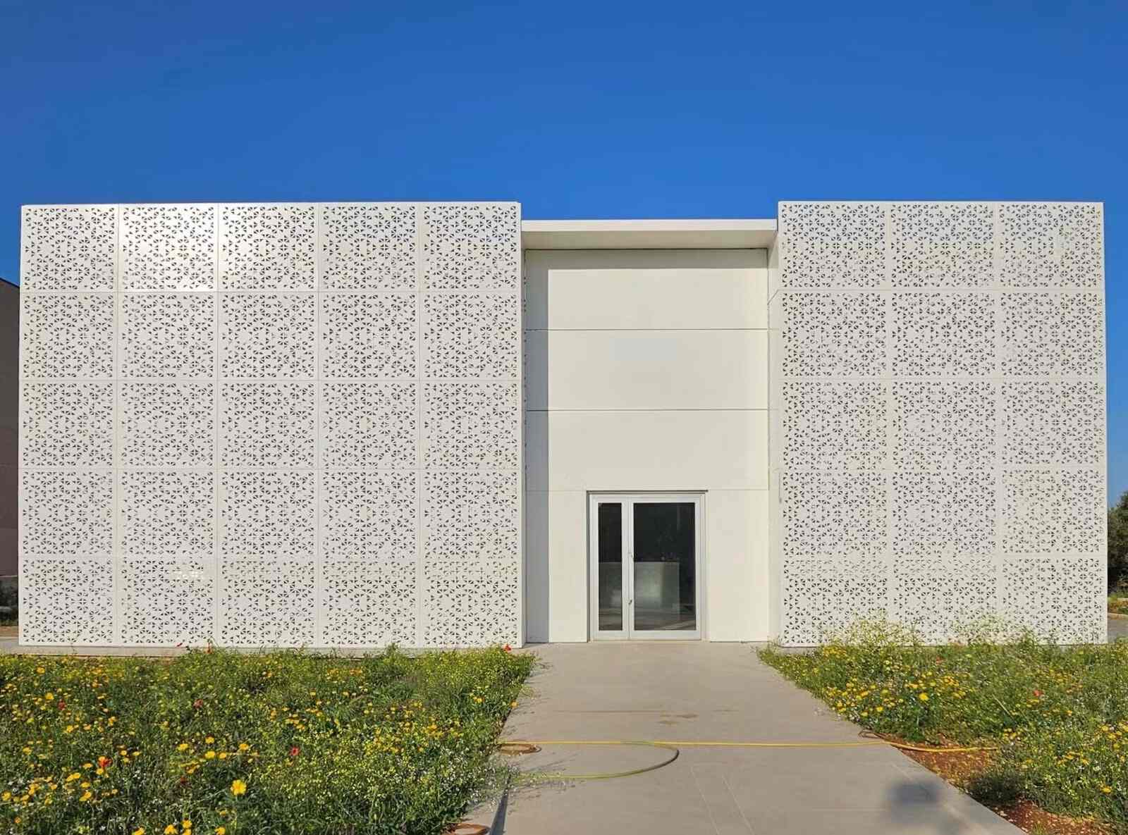 Panel Dinding Luar Vs Panel Komposit: Panduan Perbandingan Komprehensif