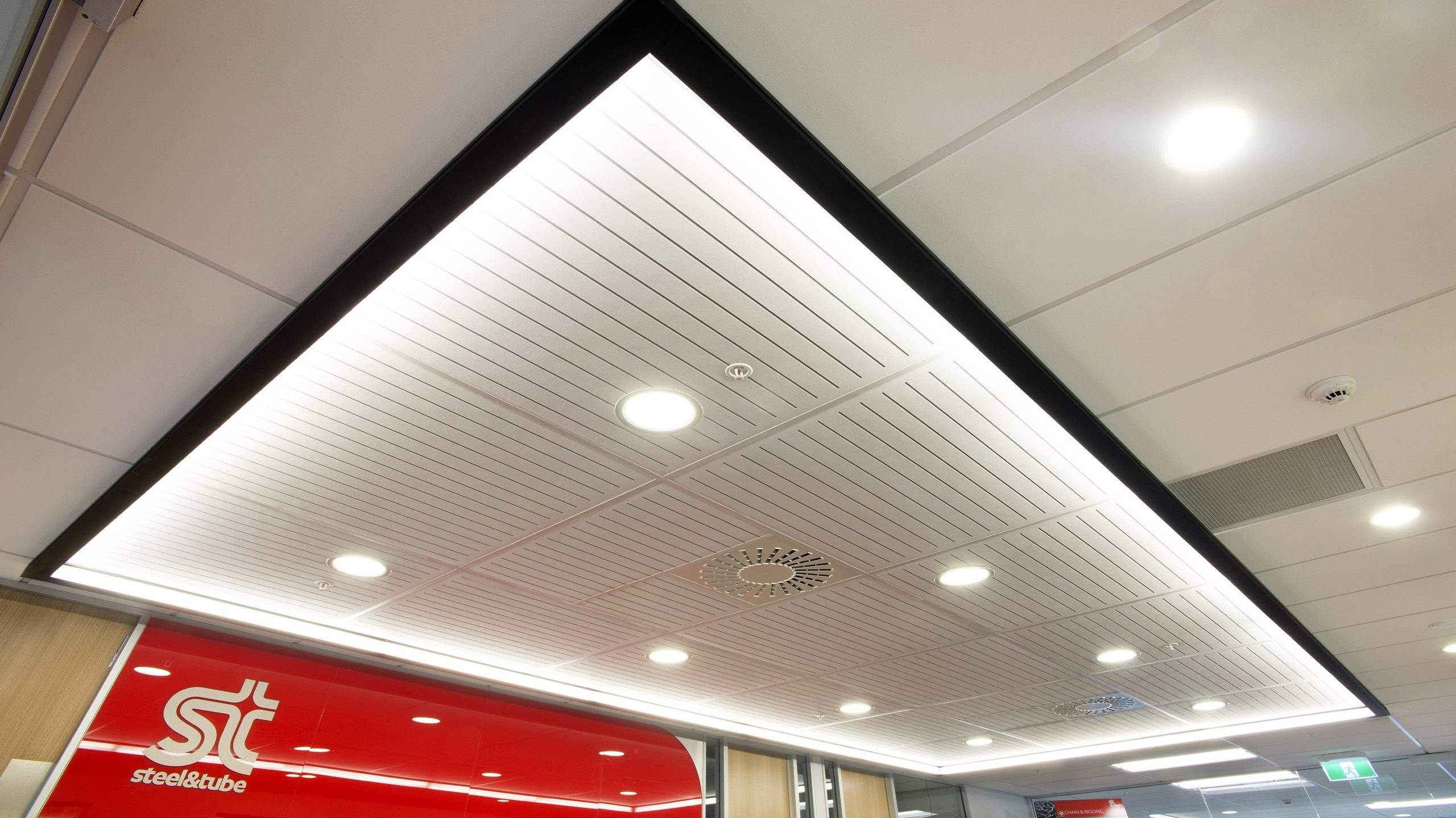 Deckengestaltungsformteile: Vergleich Metall vs. Gips