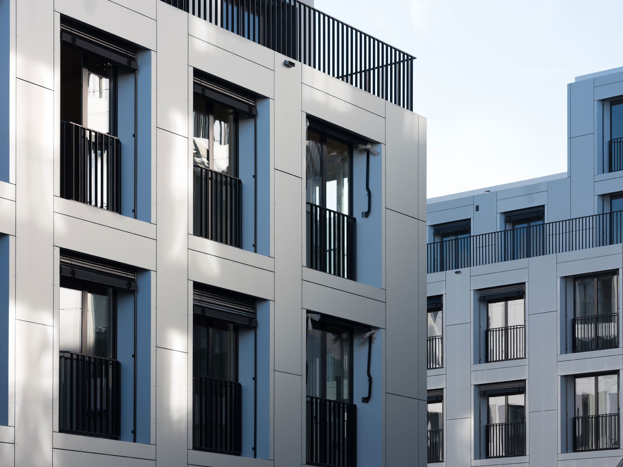 Bangunan Panel Logam Vs Struktur Beton