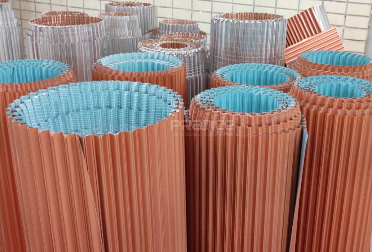 Confronto tra sistemi di pannelli per soffitti ondulati all'interno di ...